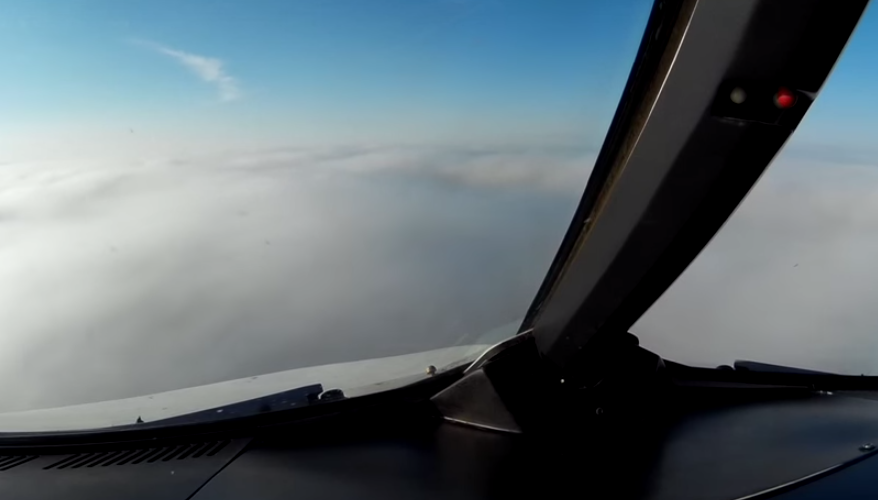 Avión aterrizando en modo piloto automático con muy baja visibilidad en ...